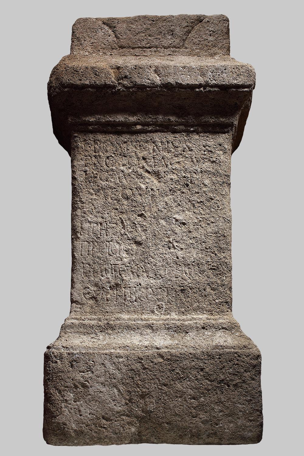 Postament mit Weihinschrift für Aequitas/Eudikia / Objekte ...